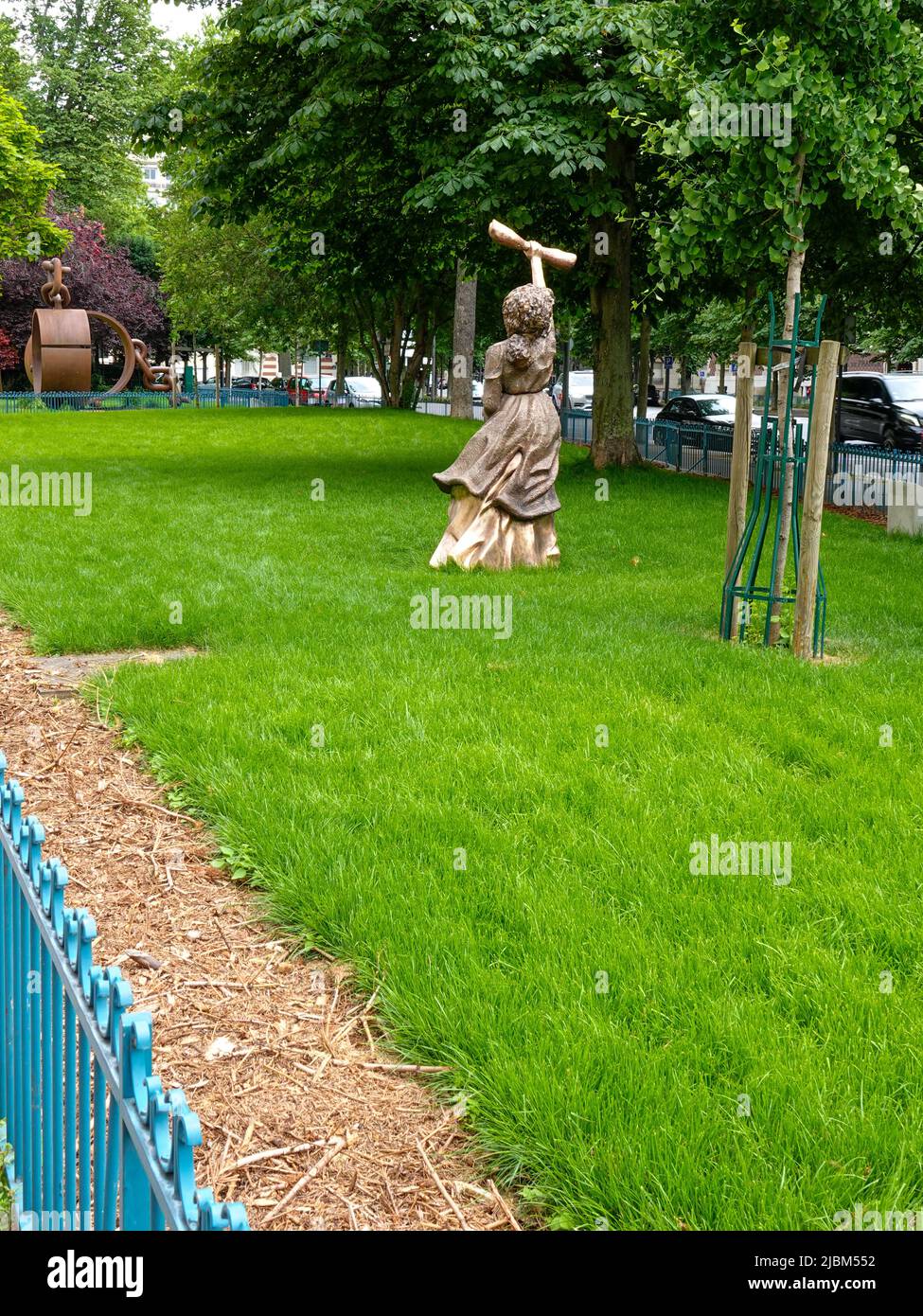 Statue de solitude, à proximité du monument des « fers ». Une héroïne ...