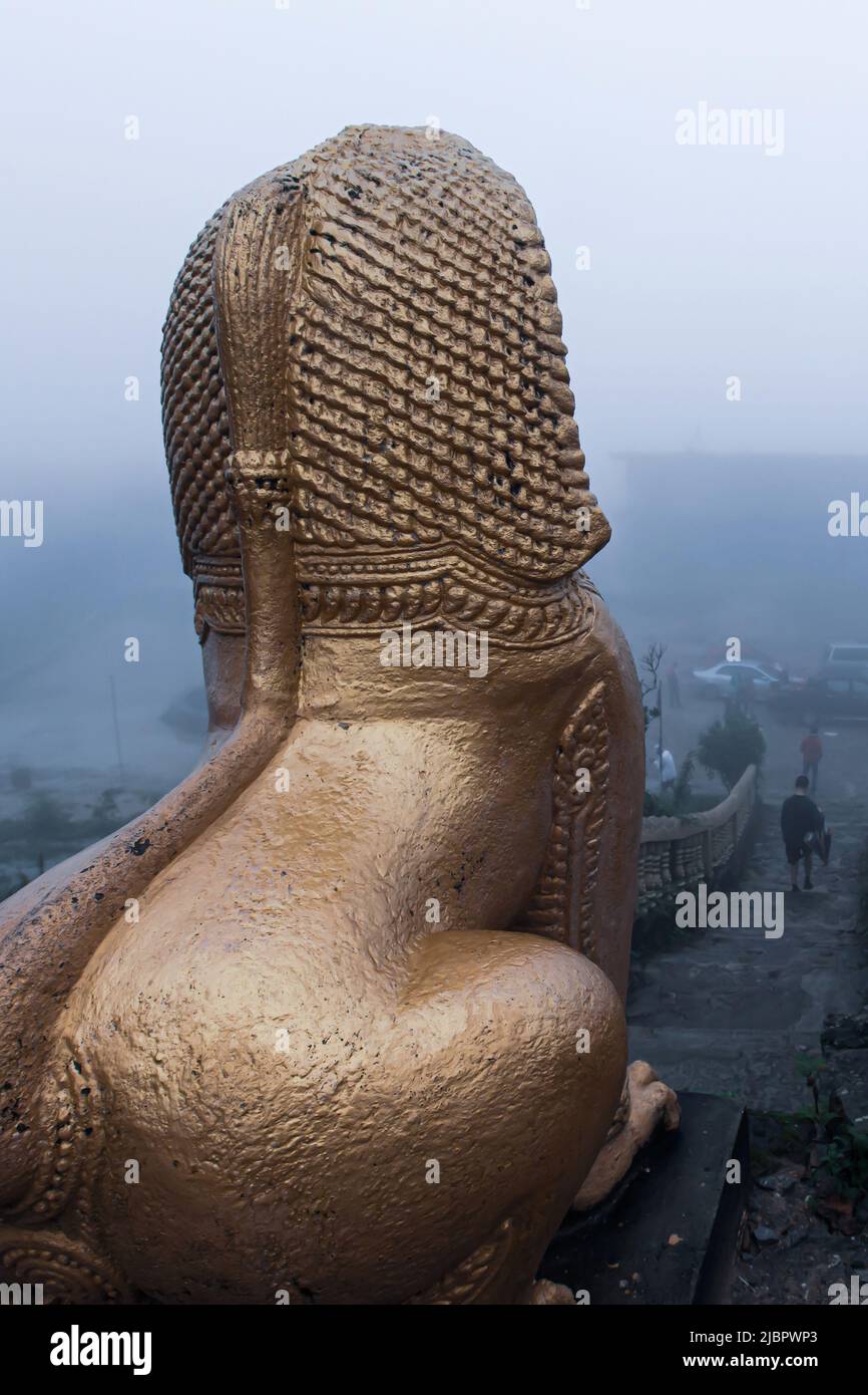 La statue géante de Singha Khmer dans le brouillard à Wat Sampov Pram ...