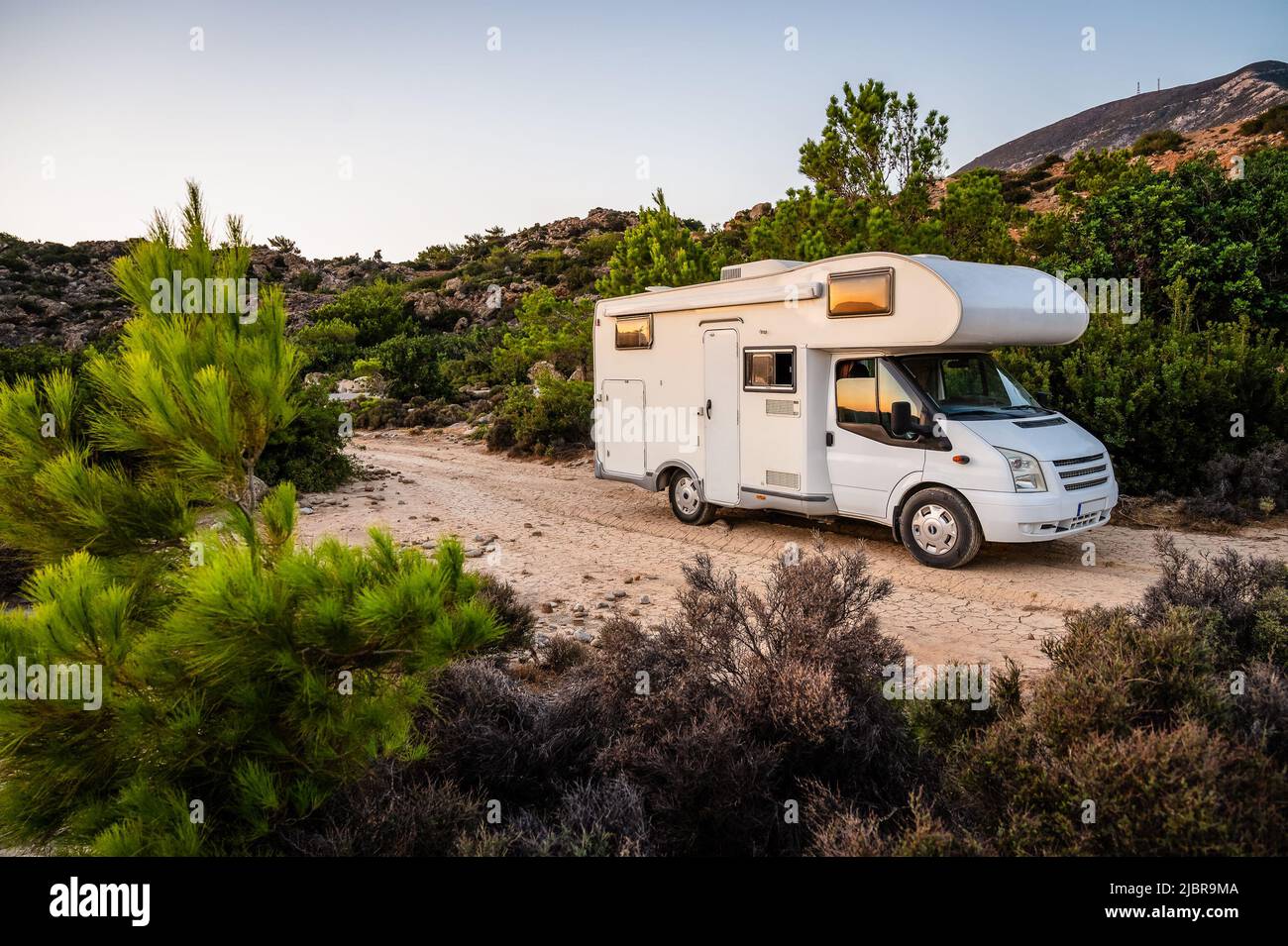 Camping camping-car parking sur la plage sous un arbre à côté de la ...