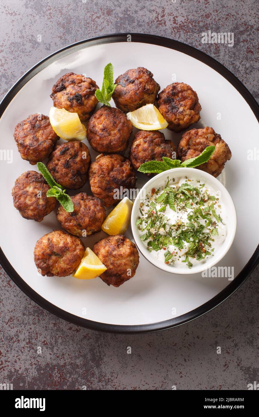 Boulettes de viande traditionnelles grecques Keftedakia servies avec de ...