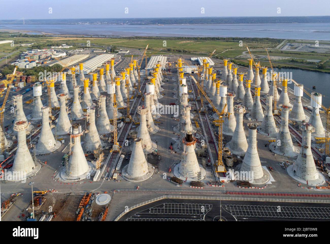 France, Seine Maritime, le Havre, le port, construction des fondations gravimétriques du futur ...