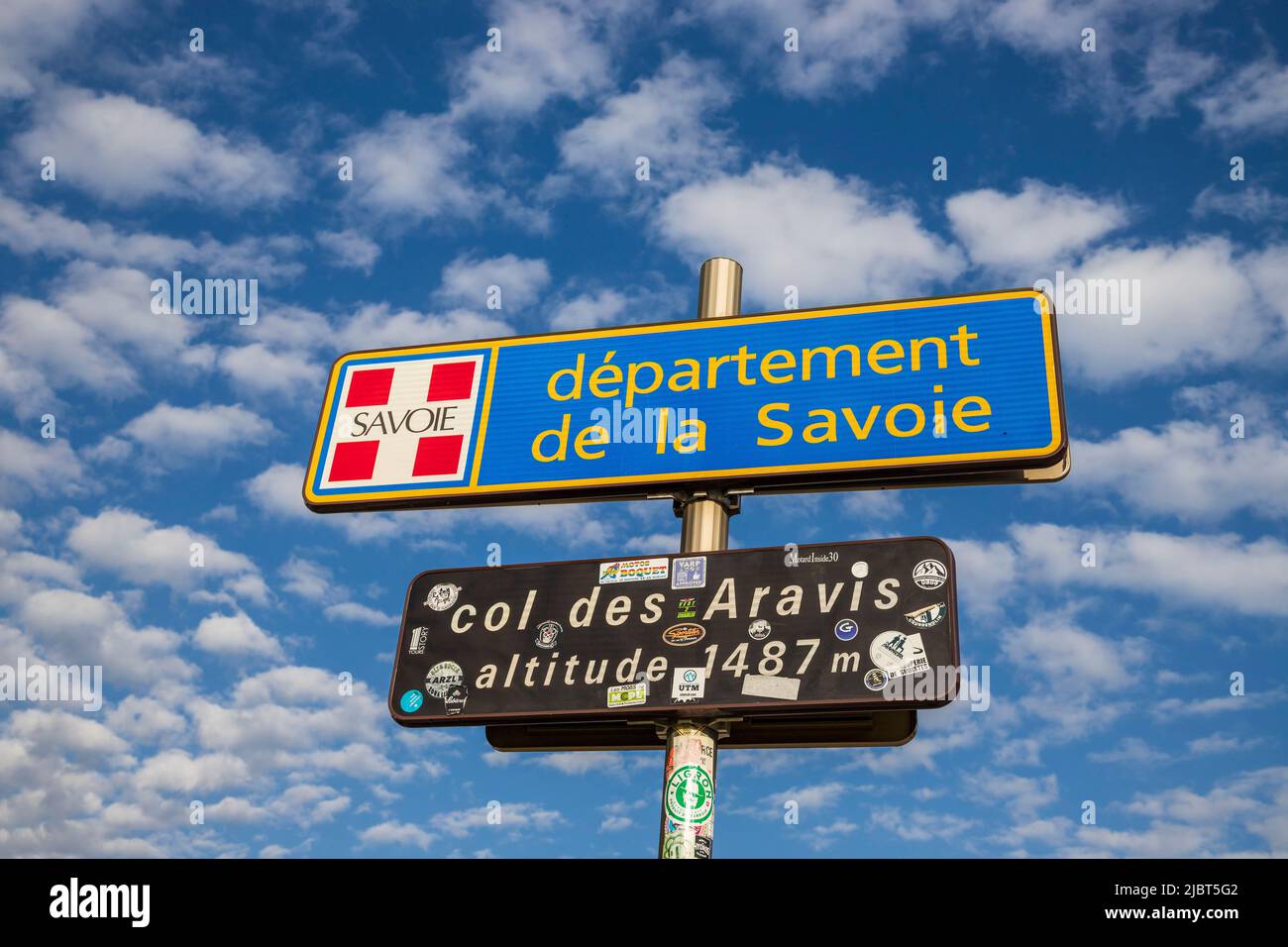 France, haute-Savoie, la Clusaz, signalisation sur la route des grandes ...