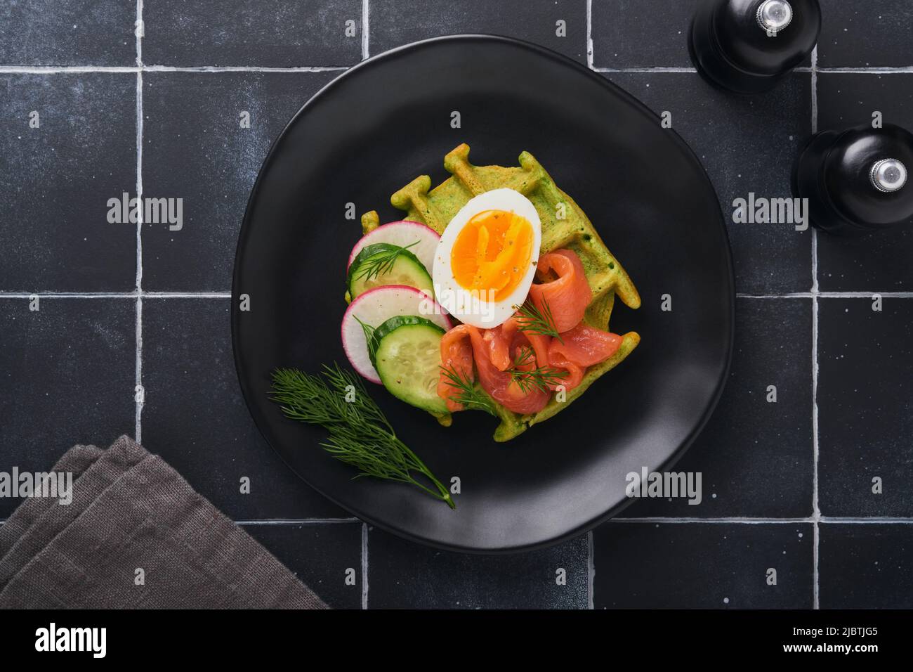 Gaufres savoureuses. Petit déjeuner gaufres vertes ail sauvage ou ...