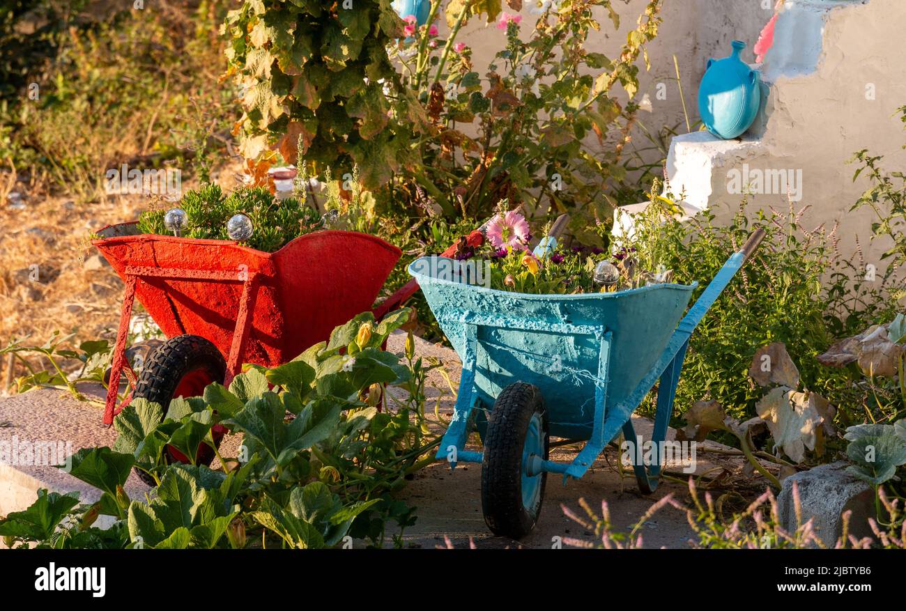 Vieille brouette rouge Banque de photographies et d’images à haute ...