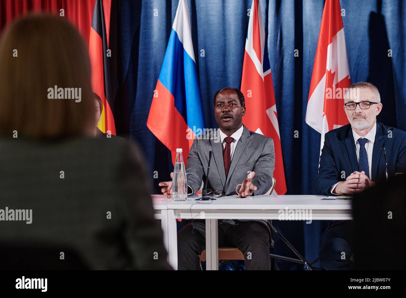 Homme politique africain en costume assis à table avec ses collègues et ...
