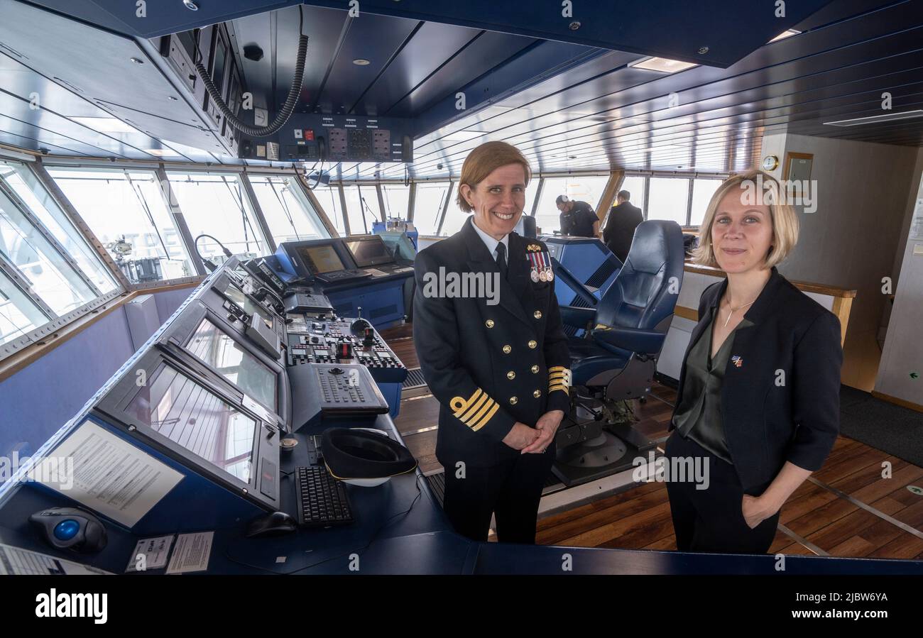 Le commandant du HMS Protector, le capitaine Milly Ingham, à gauche, et ...