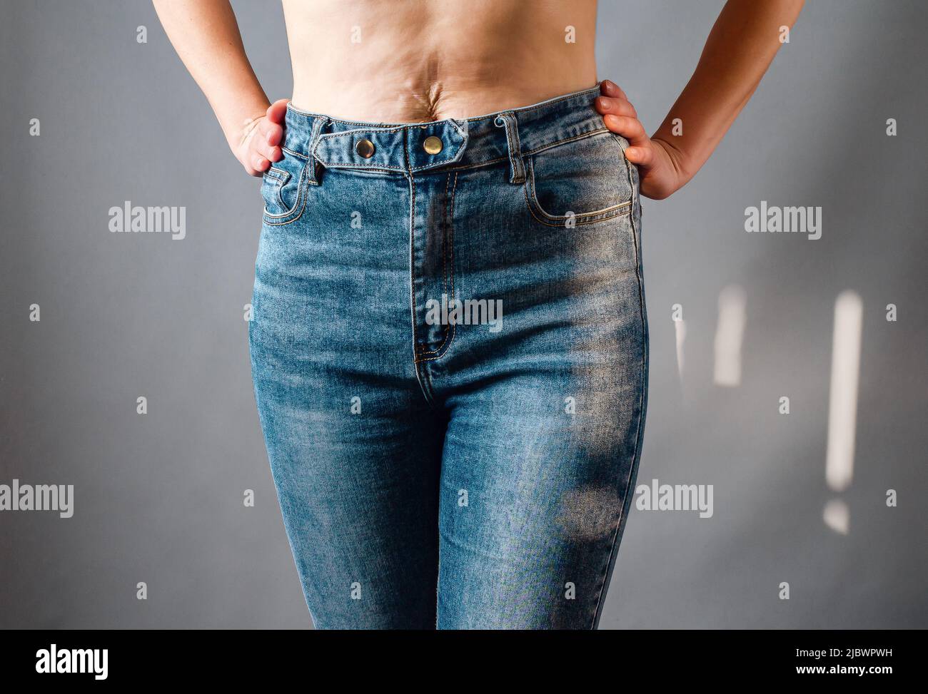 Coupe fine des hanches de la femme en Jean bleu. Mains sur les hanches ...