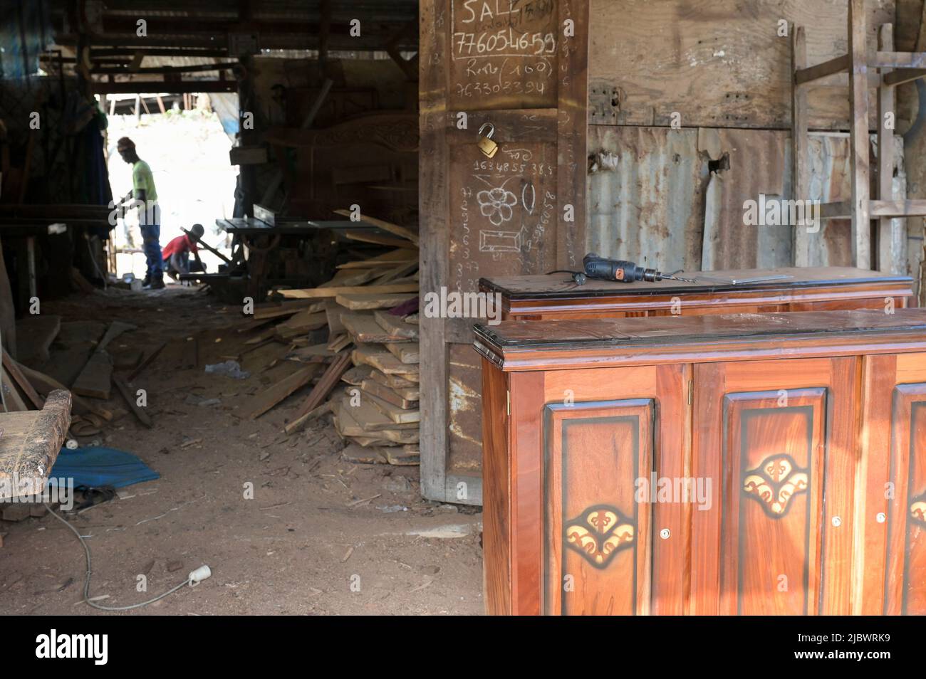 SÉNÉGAL, Casamance, Ziguinchor, menuisier fabrique des meubles en bois ...