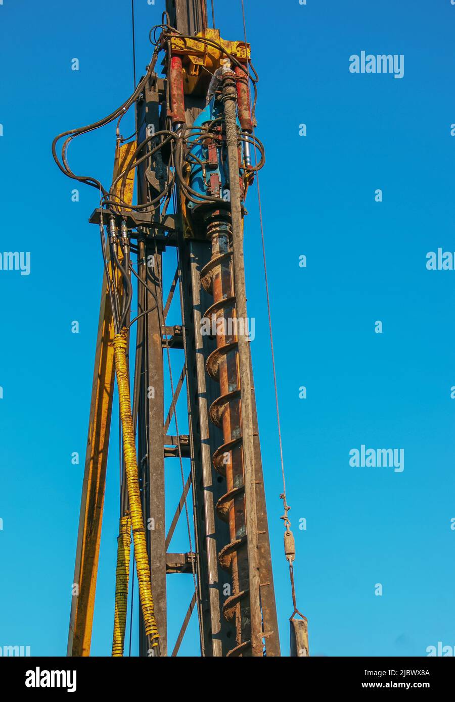 Engin de forage hydraulique. Installation de pieux forés avec une corde ...