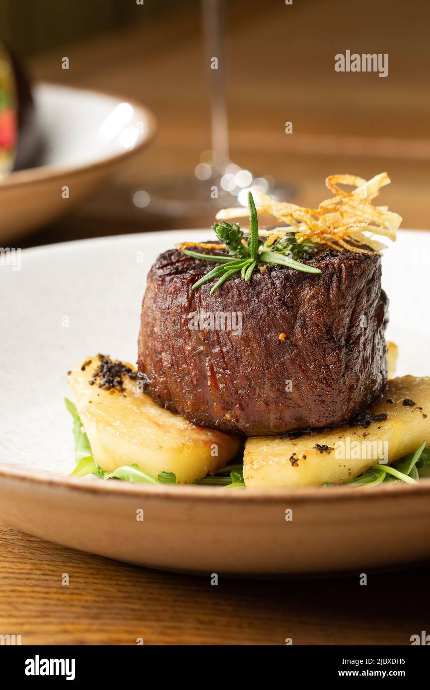 Filet de viande grillé médaillon de steak avec sauce verte, servi avec ...