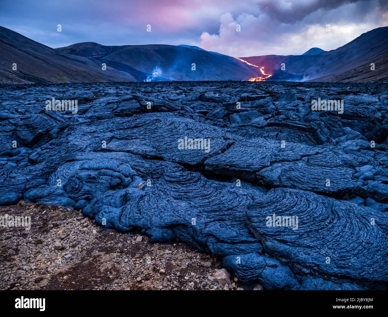 La lave s'étend à travers le paysage autour du volcan Fagradalsfjall ...