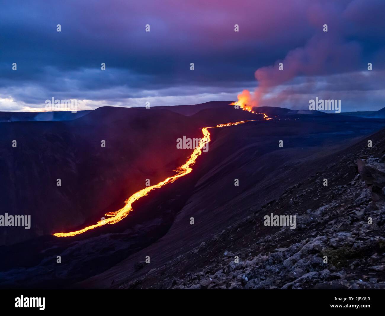 Rivière lumineuse de magma de l'éruption volcanique de Fagradalsfjall à ...
