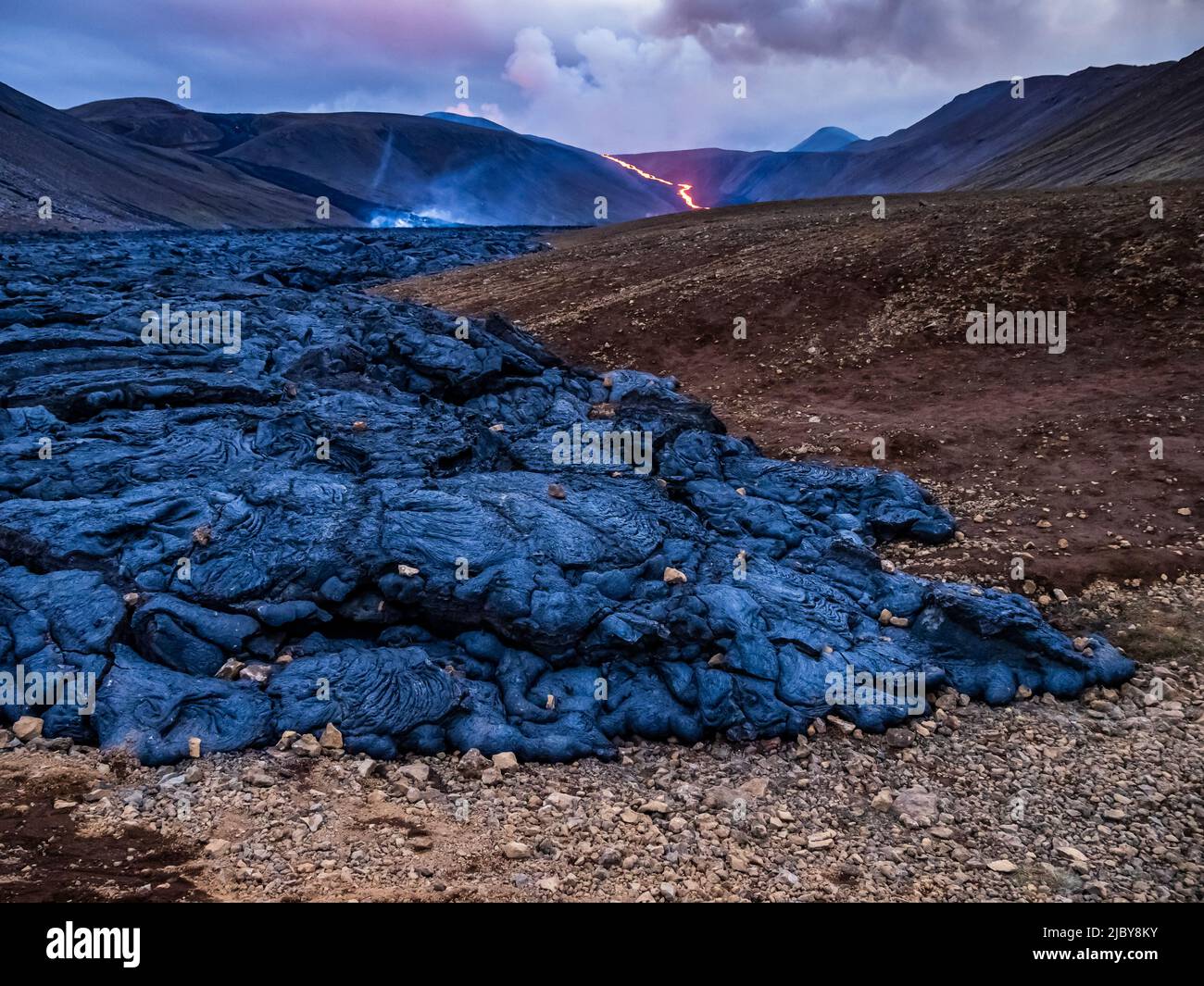 La lave s'étend à travers le paysage autour du volcan Fagradalsfjall ...