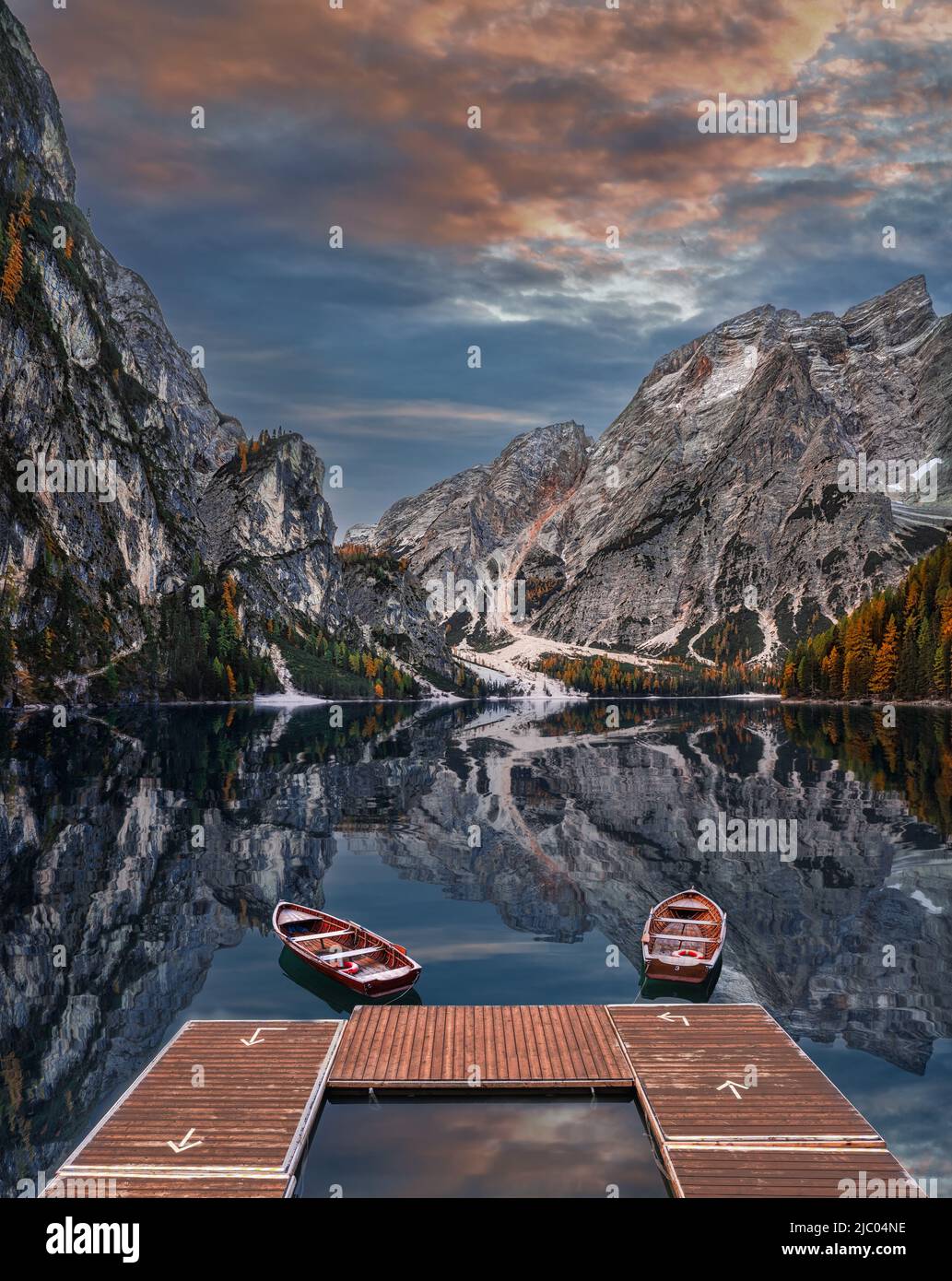 Lac de Braies, Italie - magnifique lever de soleil d'automne au lac de ...