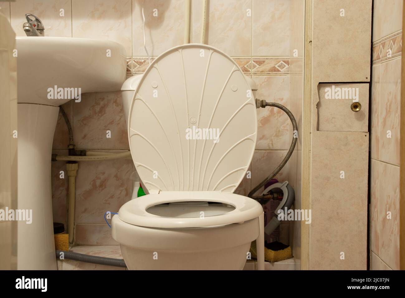 Les toilettes sont au sol dans la salle de bains d'un immeuble ...