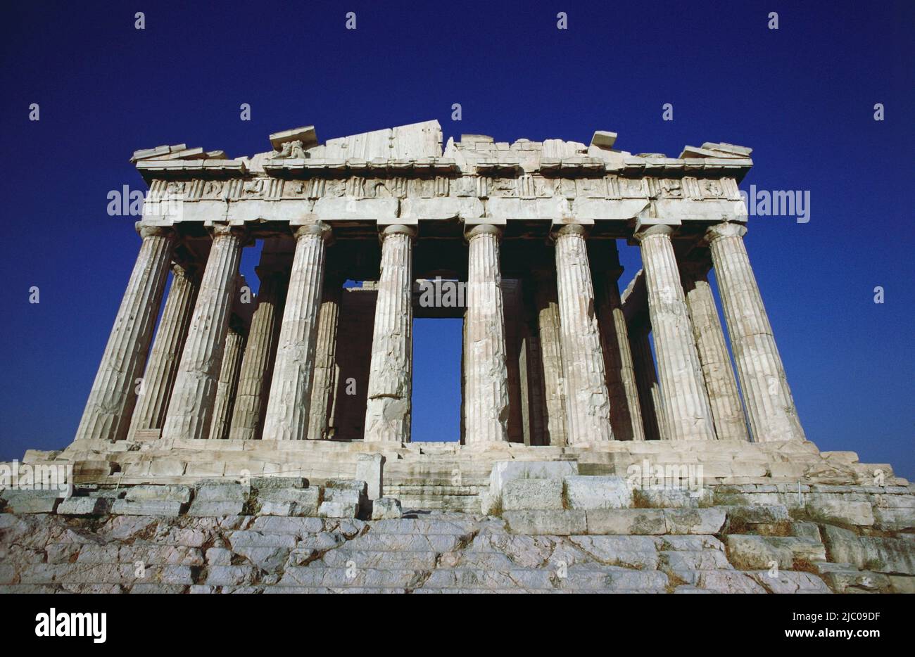Vue à angle bas de la colonnade d'un ancien temple, Parthénon, Athènes ...