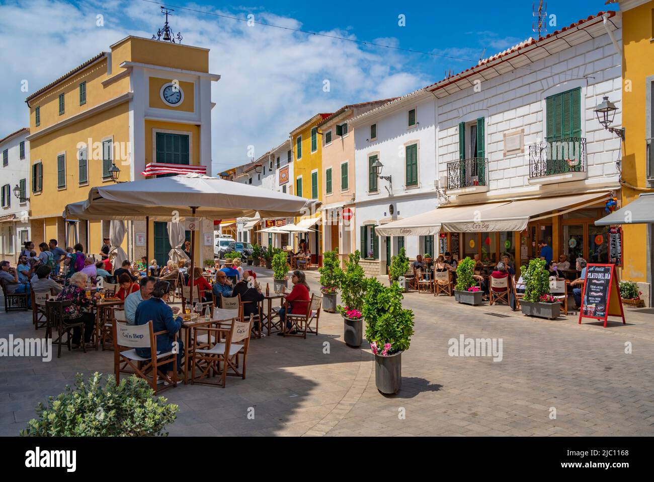 Vue sur les repas en plein air au café restaurant de la Constitution ...