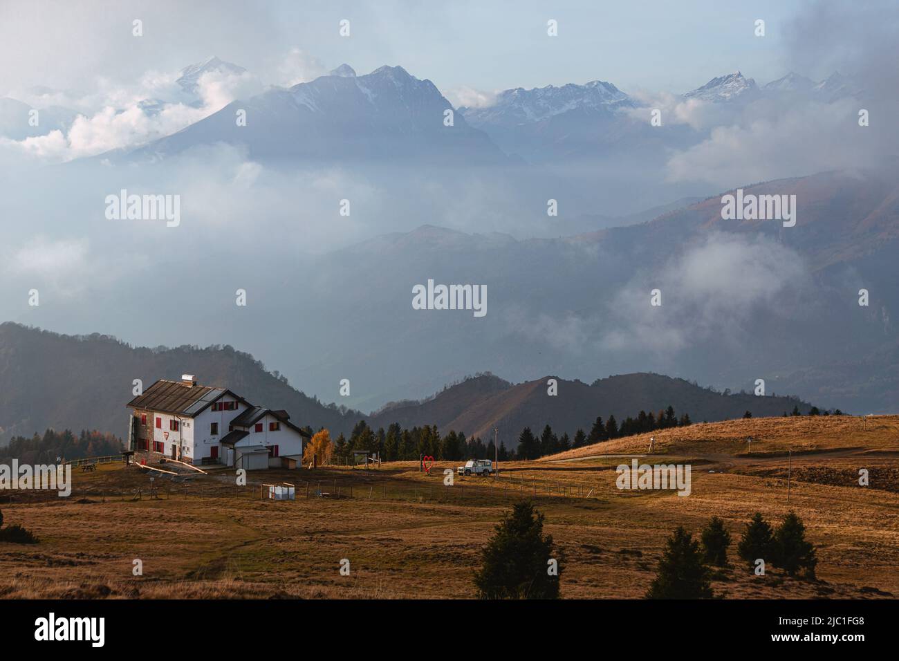 Un refuge dans les Alpes Orobie avec la lumière du coucher du soleil ...