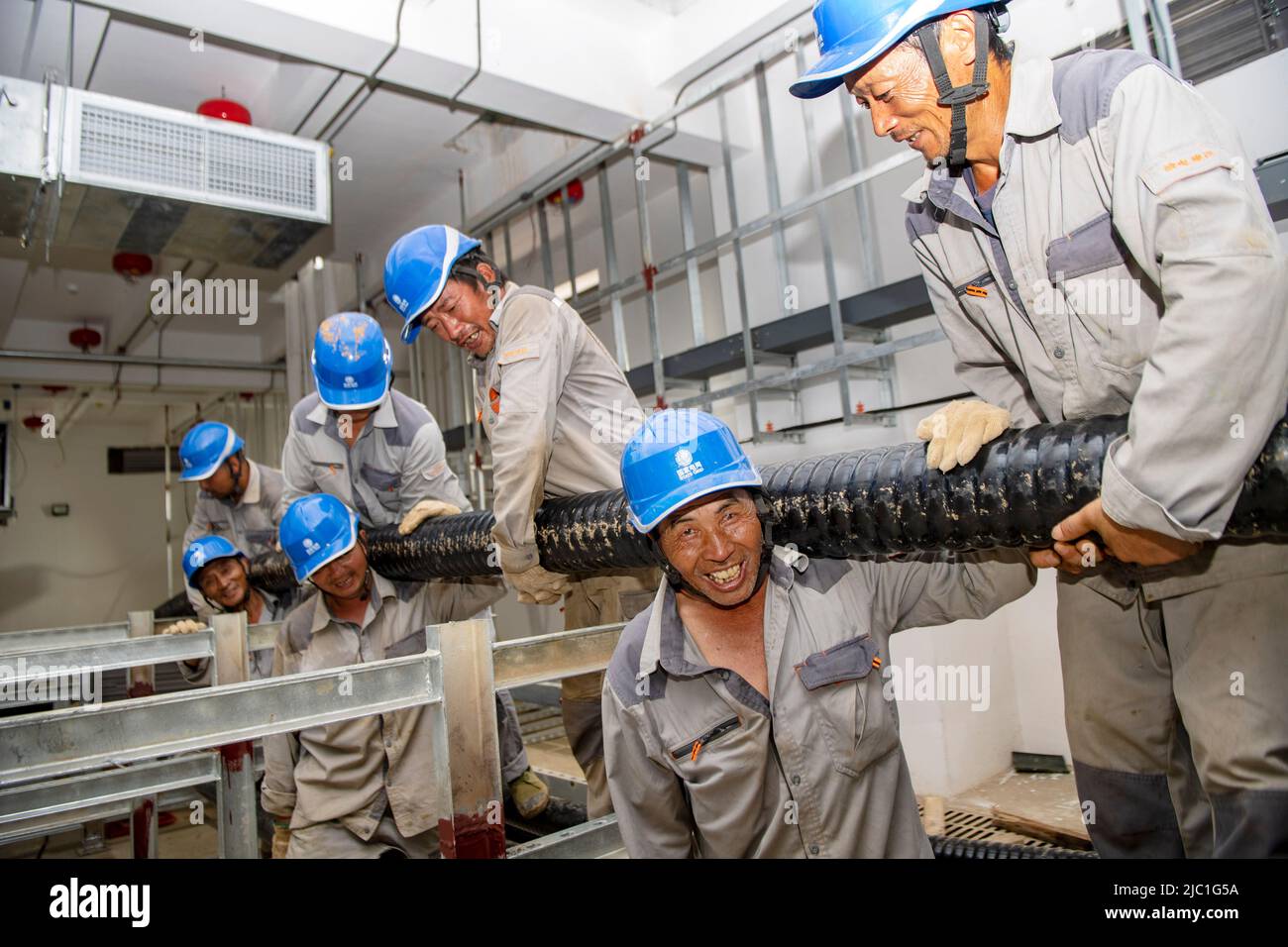 ANQING, CHINE - le 9 JUIN 2022 - les ouvriers de la construction d ...