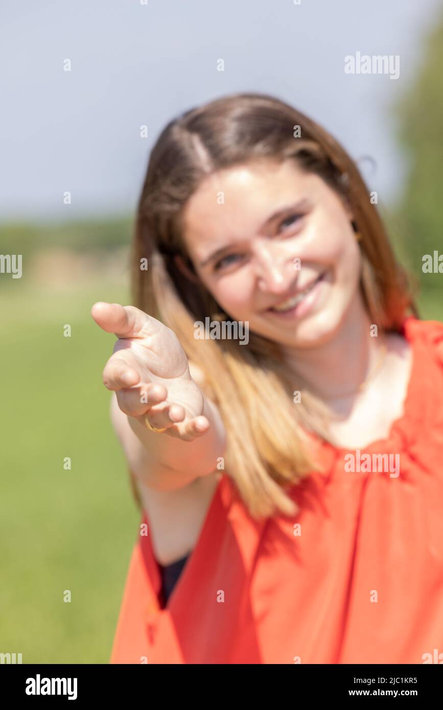 Jeune femme qui tend la main Banque de photographies et d’images à ...