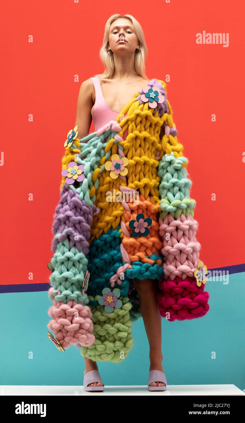 Maisie Ward modélise un dessin de la collection Alana in Wonderland par ...