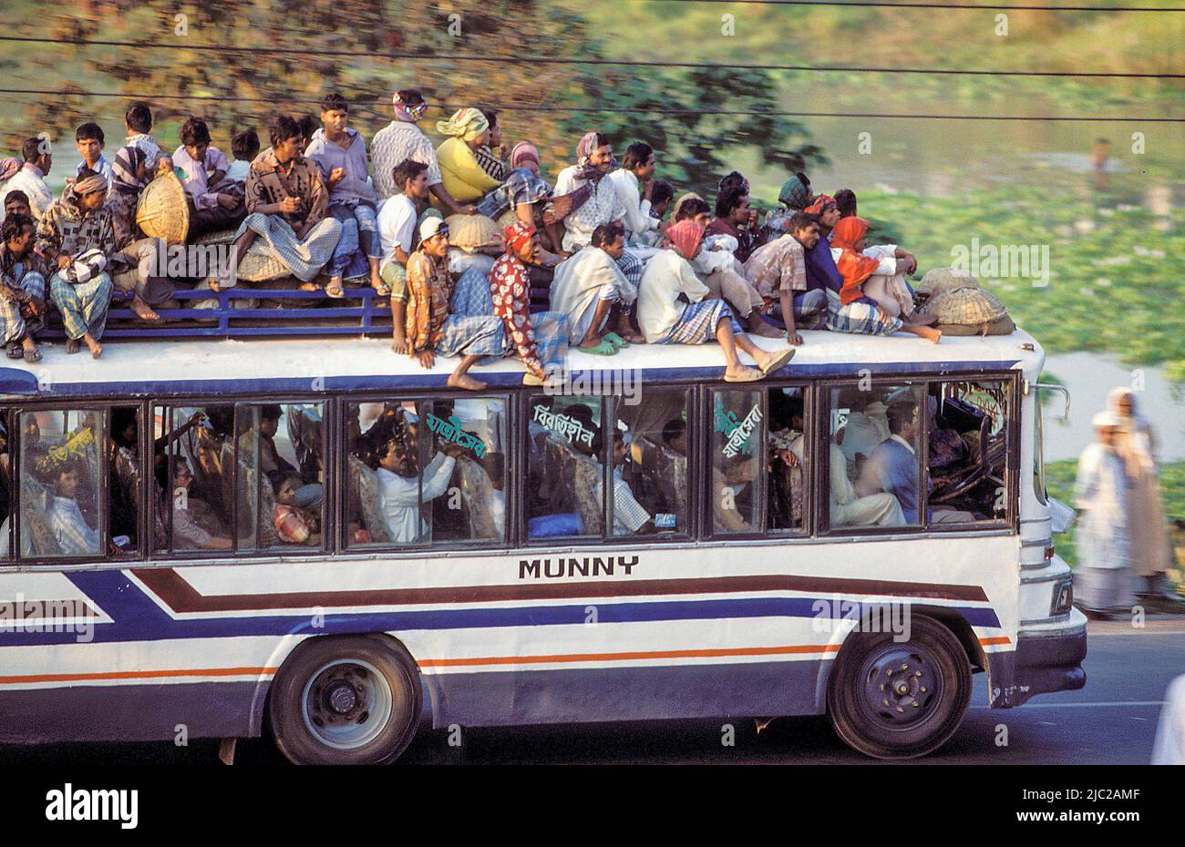 Overcrowded bus roof Banque de photographies et d’images à haute ...