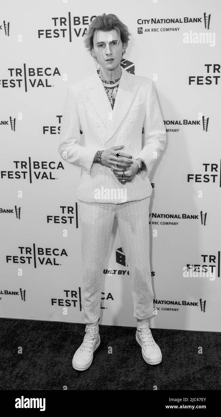 Colson baker aka machine gun kelly Banque d'images noir et blanc - Alamy