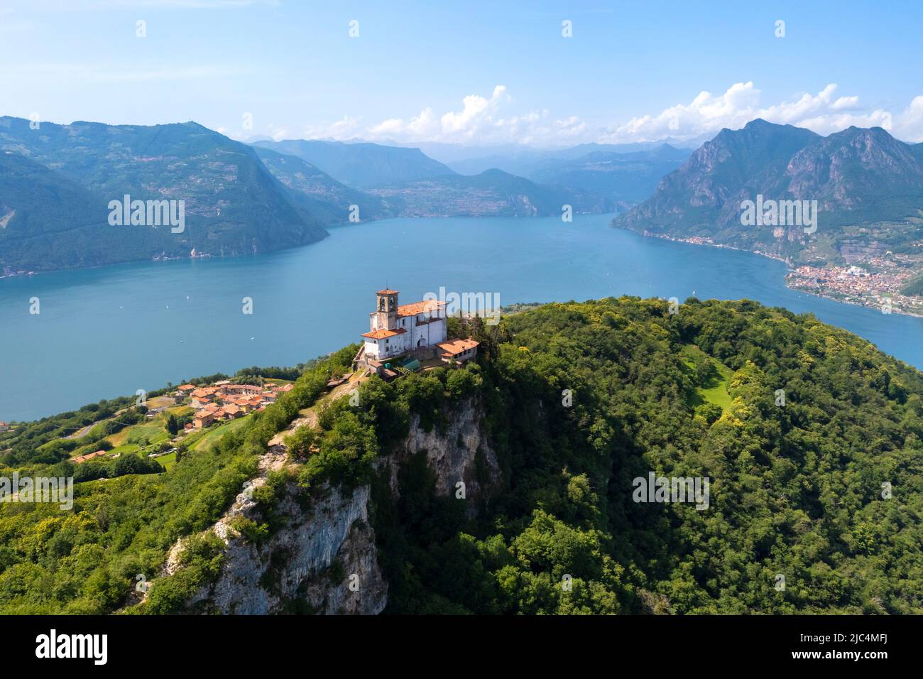 Vue aérienne du Santuario della Madonna della Ceriola, au sommet de ...