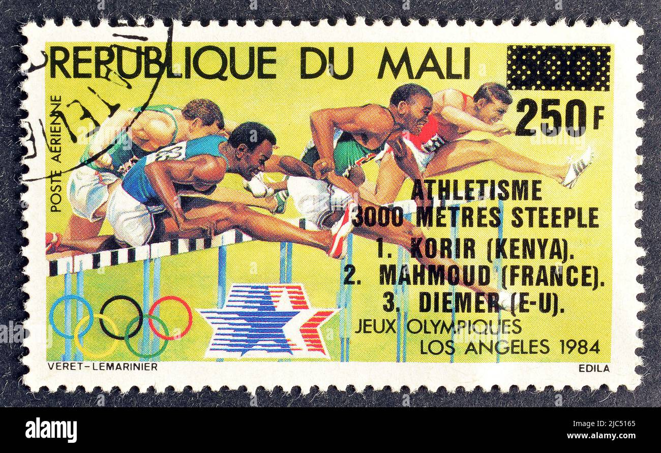Timbre-poste annulé imprimé par le Mali, qui montre Hurdling, faisant ...