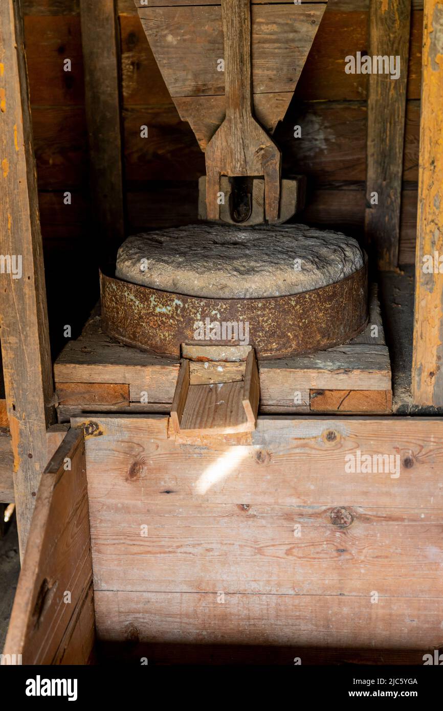 Ancien moulin en pierres et bois. Machine à moudre utilisée pour la ...