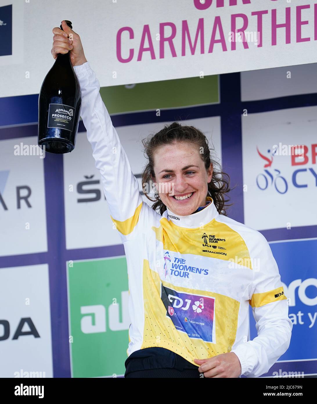 Grace Brown, actuellement titulaire d'un maillot jaune, célèbre après ...