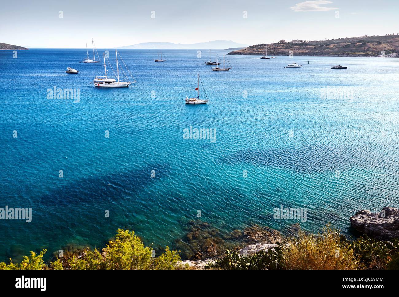 Vue sur la plage de Bodrum depuis le château. Bateaux à voile, yachts à ...