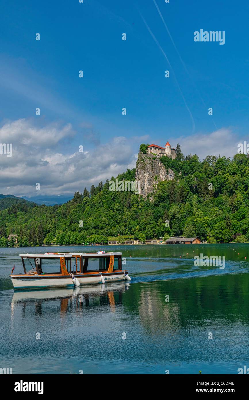 Bateau traditionnel de Pletna sur le lac de Bled. En arrière-plan se ...