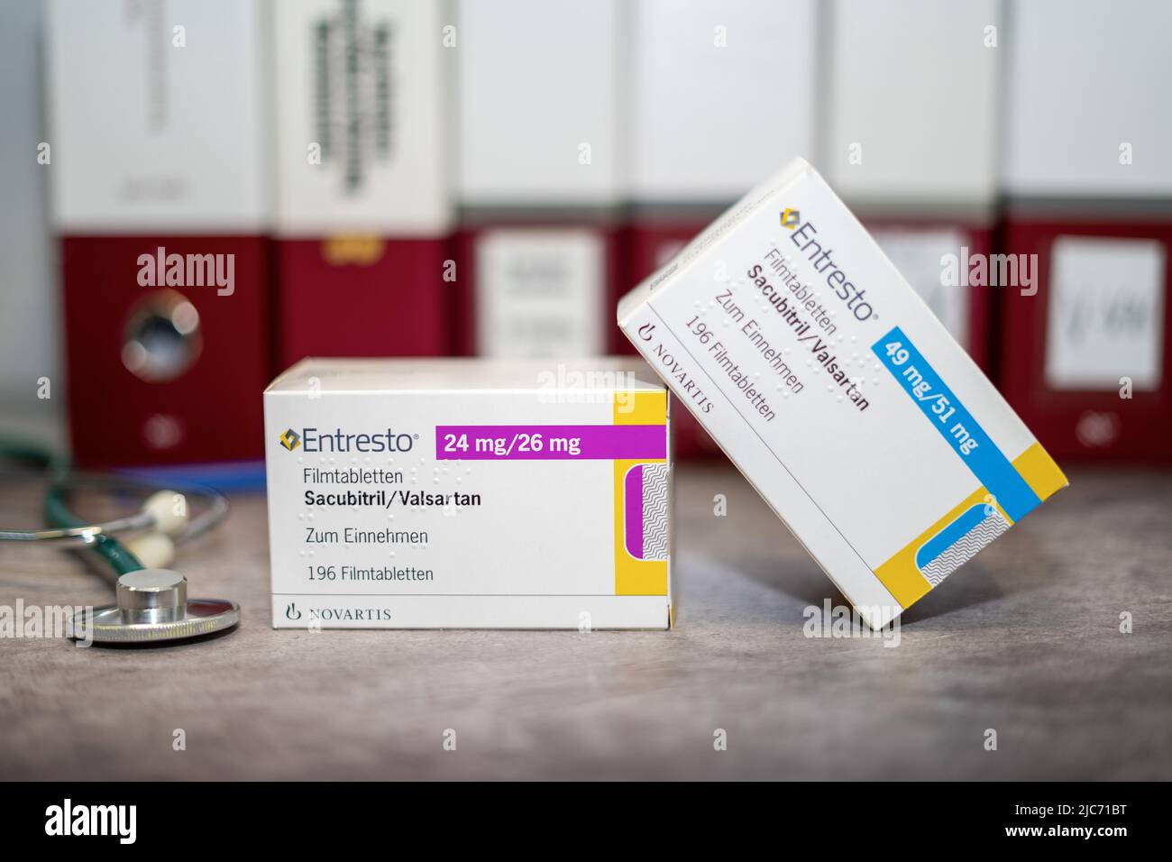 Une boîte de médicament d'Entrresto contenant du sacubitril et du ...