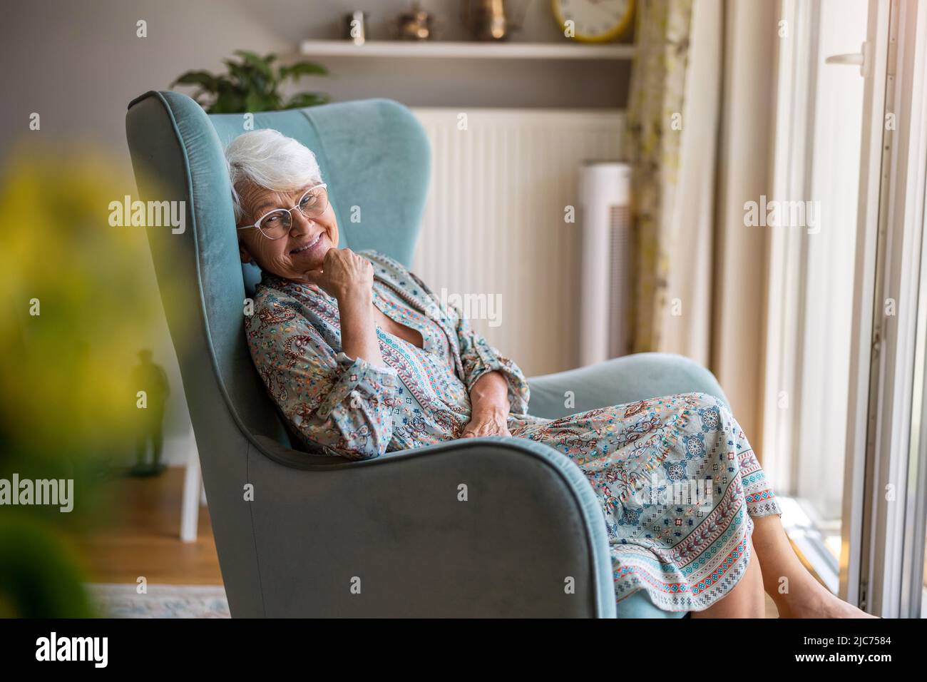 Femme mature assise dans un fauteuil Banque de photographies et d’images à haute résolution - Alamy