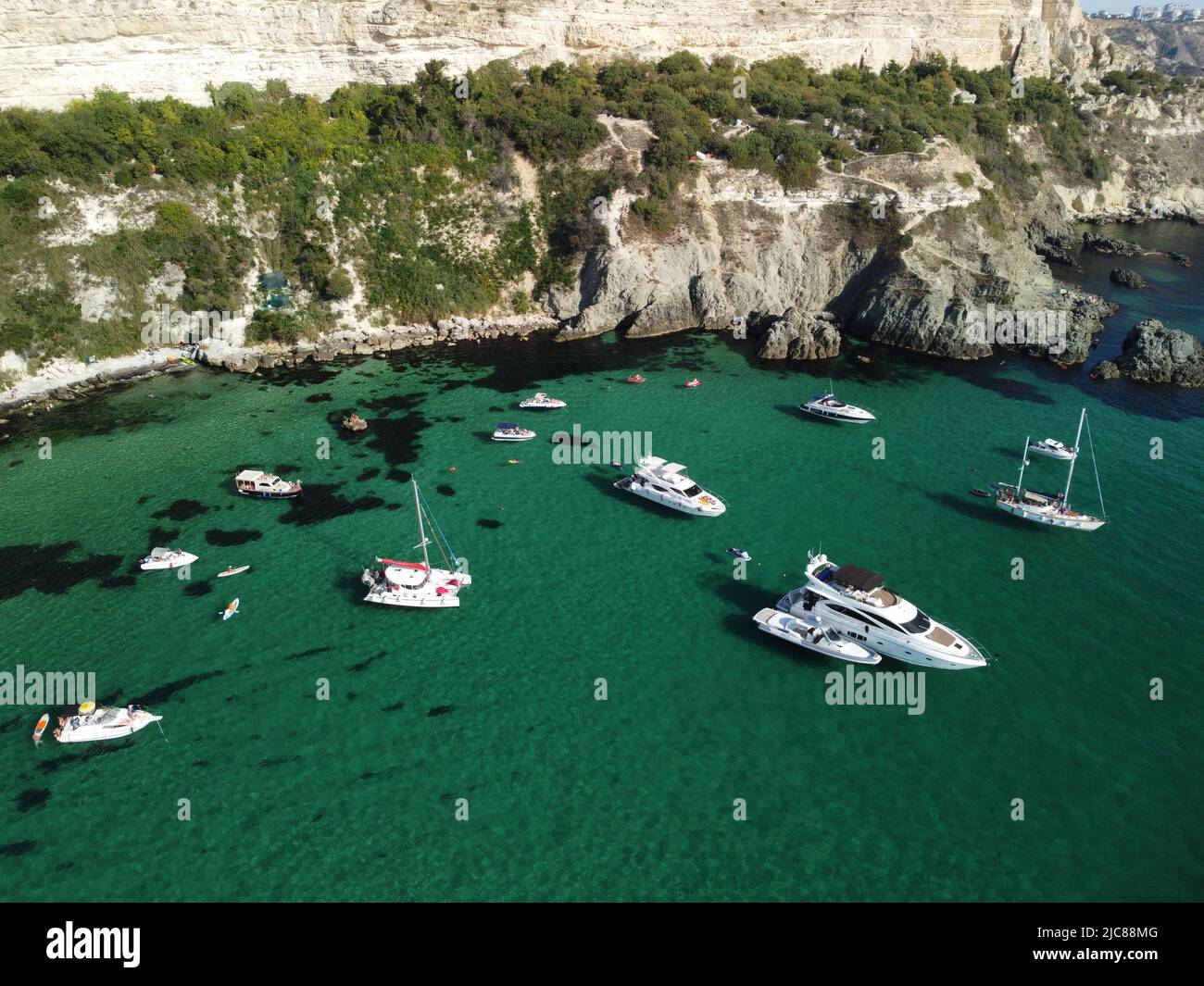 Vue panoramique aérienne sur les paysages marins avec mer azur et côtes ...