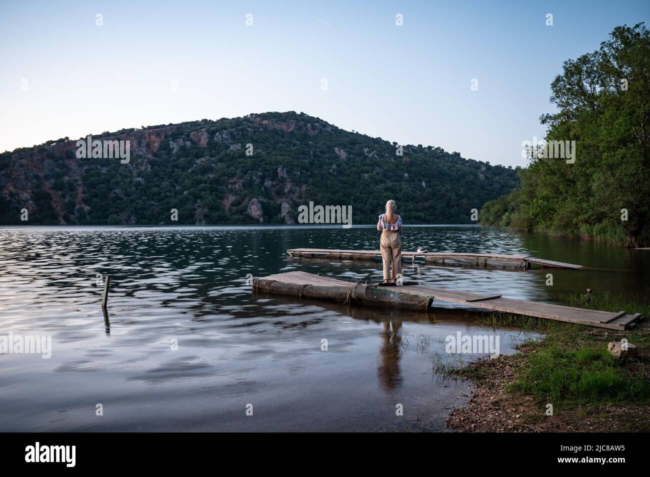 Woman meditating lake Banque de photographies et d’images à haute résolution - Alamy