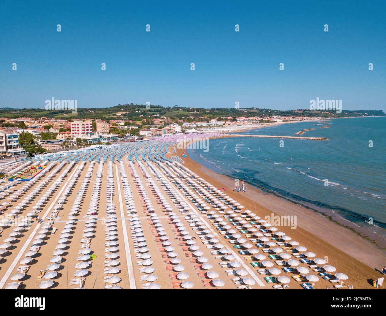 Italie, juin 2022; vue aérienne de Fano avec sa mer, ses plages, son port, ses parapluies Photo ...