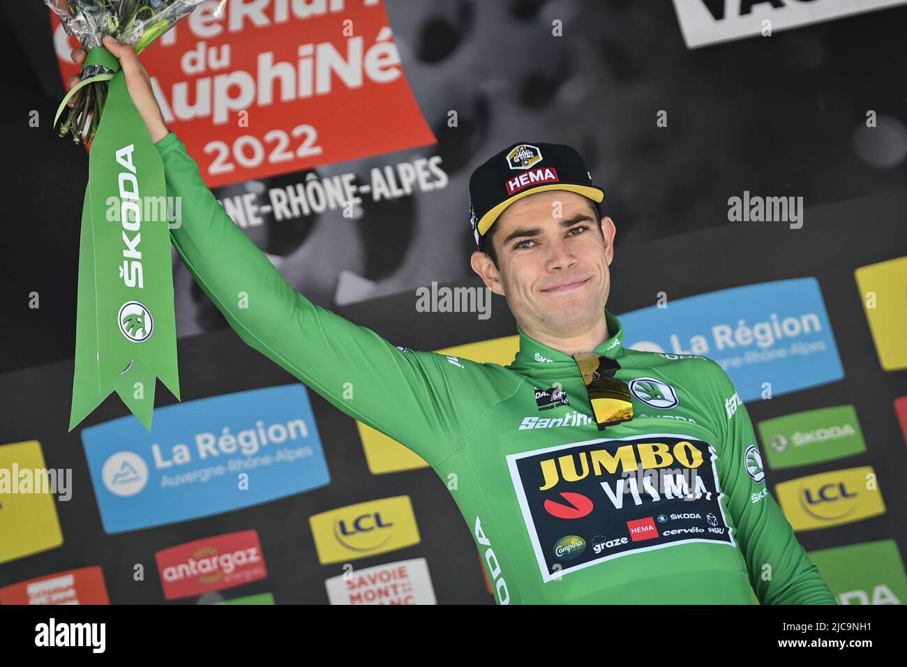 La Wout belge Van Aert de l'équipe Jumbo-Visma fête sur le podium dans ...