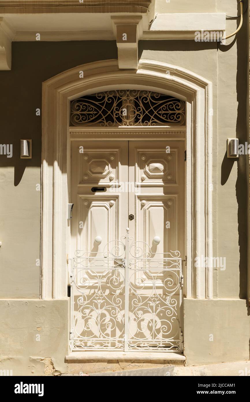 Détails de l'architecture méditerranéenne. Belle porte beige d'entrée ...