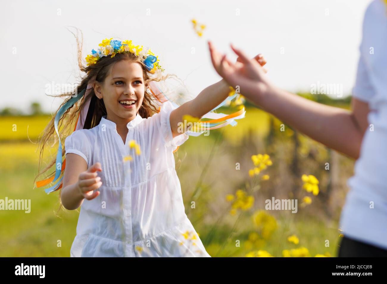 Joyeux ados joyeux : frère aîné et sœur rieuse avec couronne lumineuse ...