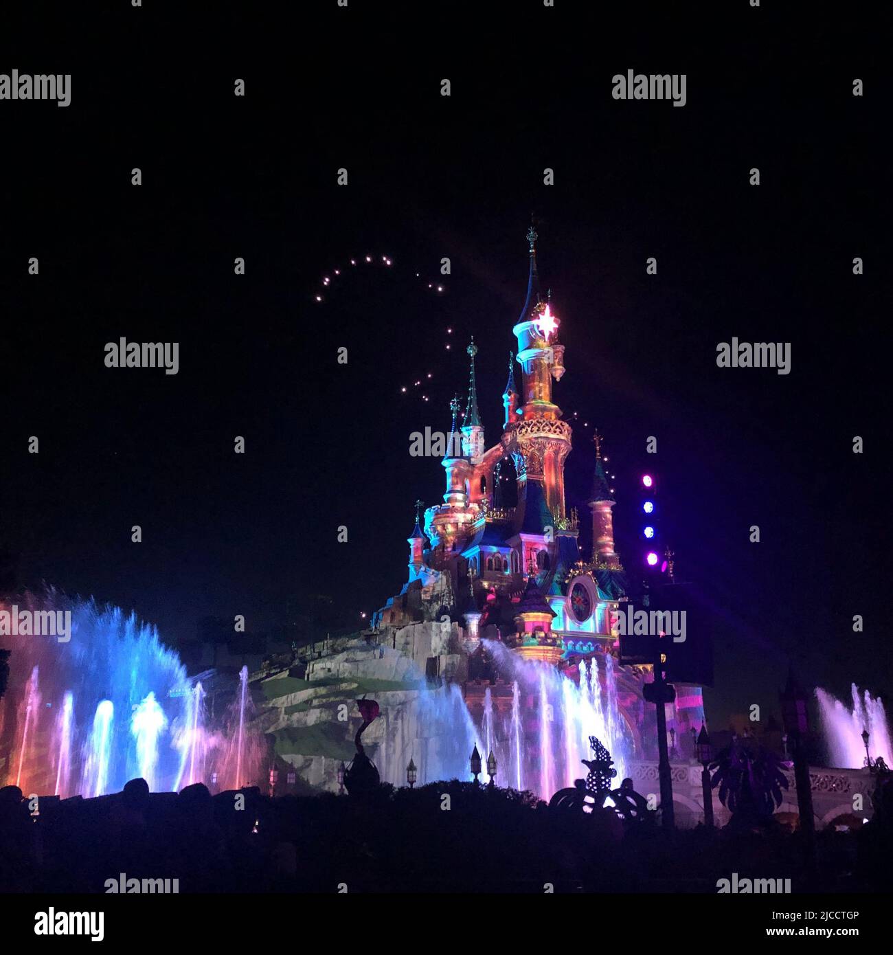 Disneyland Paris célèbre 30 ans de magie avec une lumière et des feux d ...