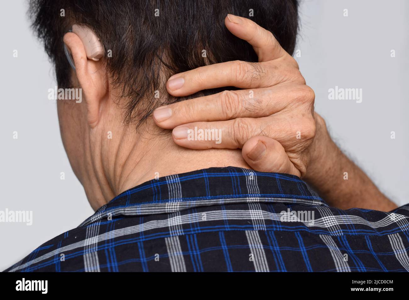 Douleur dans le muscle du cou de l'homme aîné d'Asie du Sud-est ...
