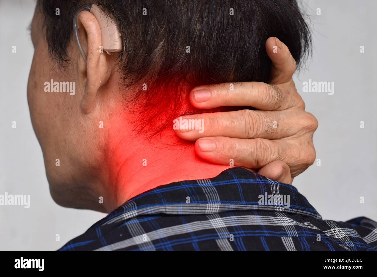 Douleur dans le muscle du cou de l'homme aîné d'Asie du Sud-est ...