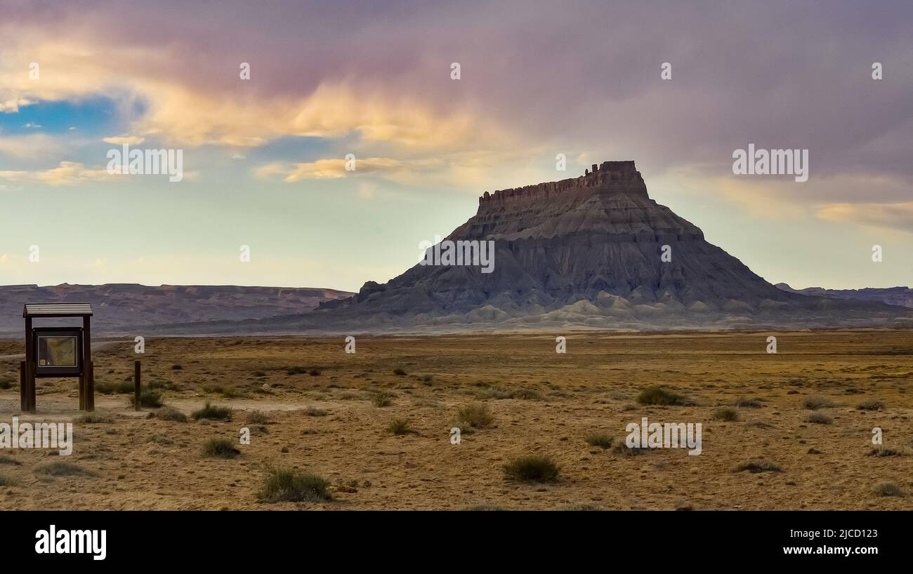 Des formations géologiques en couches de roches rouges dans le parc ...