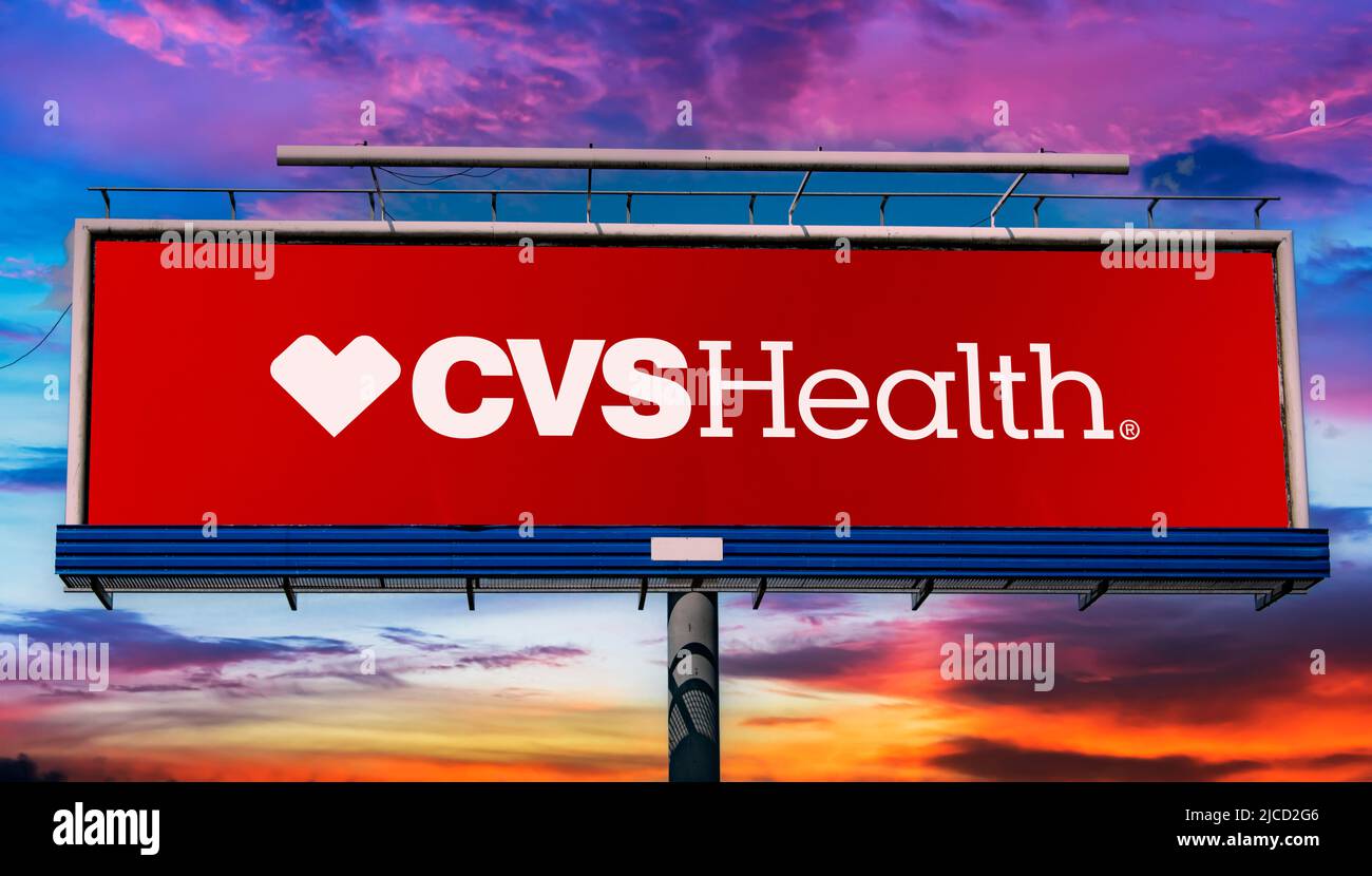 POZNAN, POL - 1 MAI 2022: Panneau publicitaire affichant le logo de CVS ...