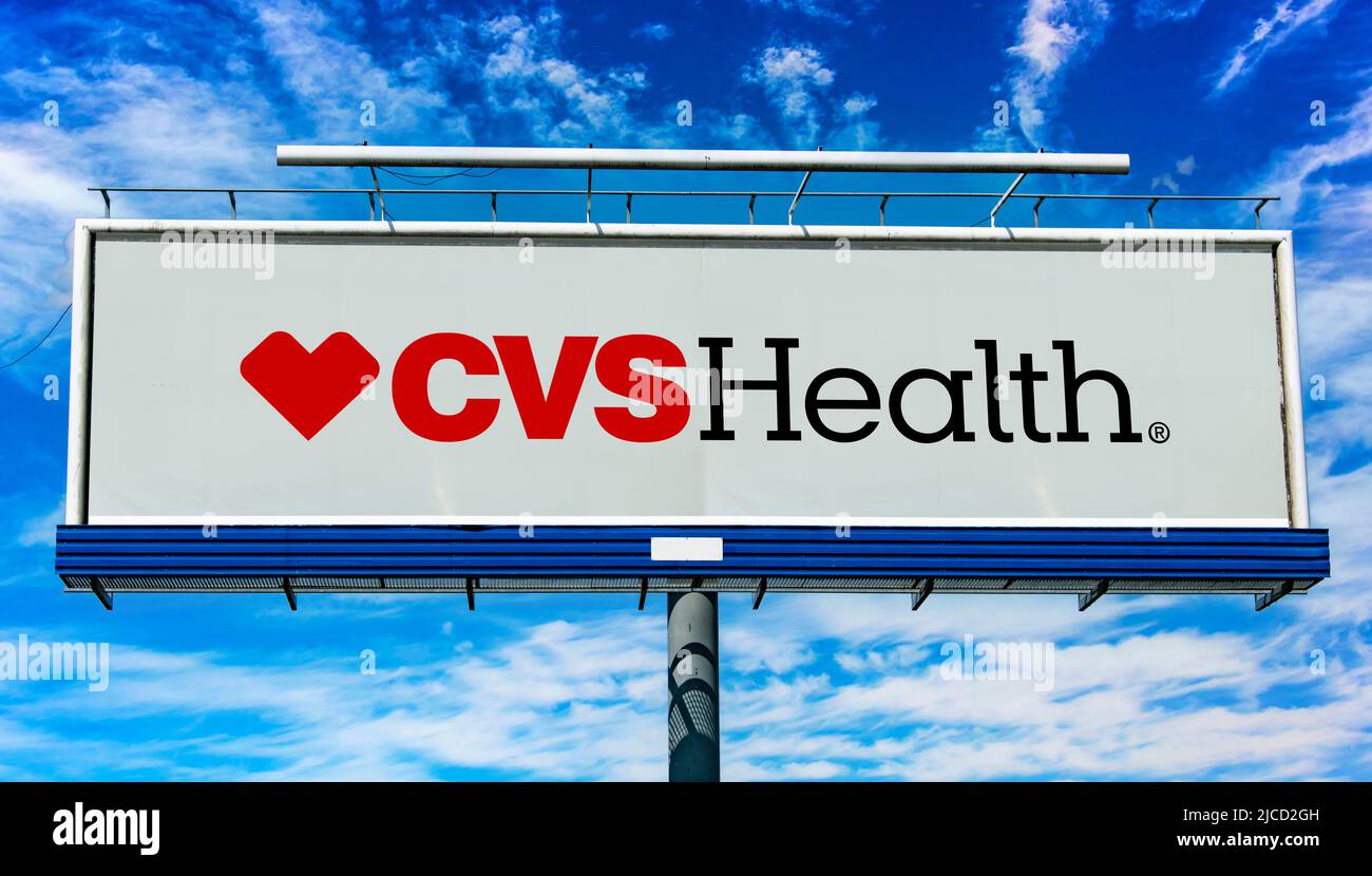 POZNAN, POL - 1 MAI 2022: Panneau publicitaire affichant le logo de CVS ...
