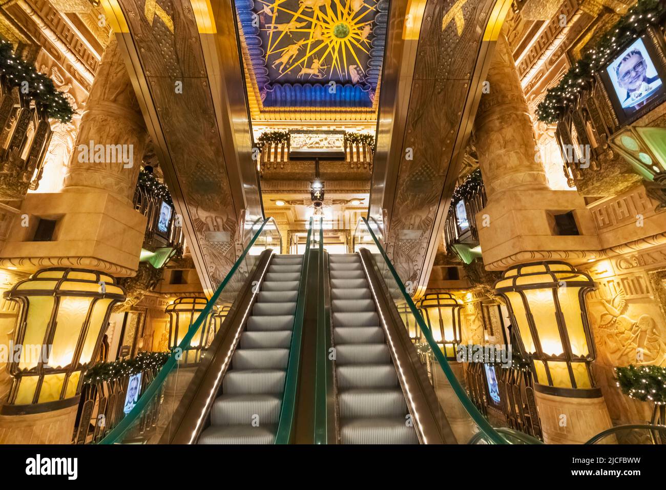 Harrods london escalator Banque de photographies et d’images à haute ...
