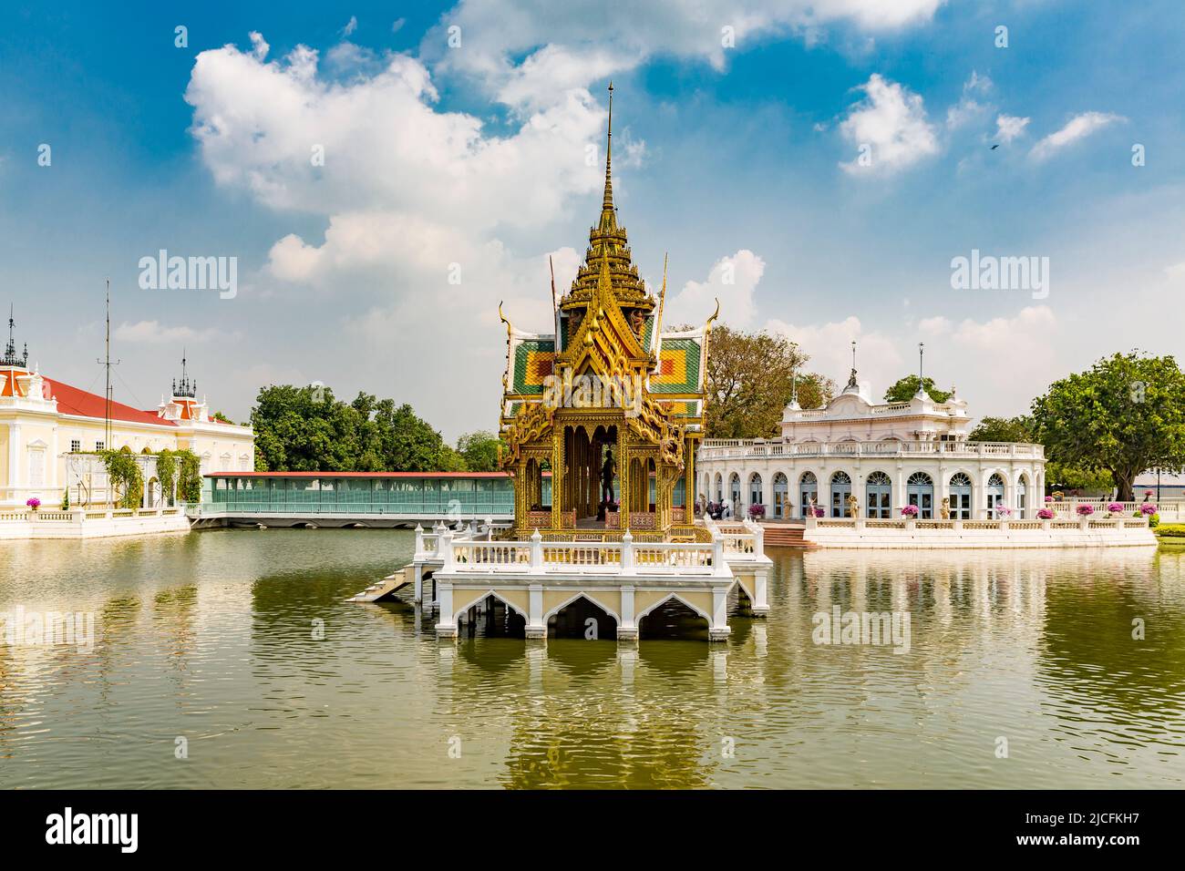 Pavillon avec la statue du roi Rama V, Phra Thinang Aisawan Thiphya Art, Bang Pa-in, Palais d ...