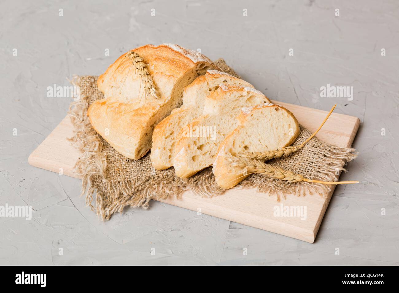 Assortiment de pain fraîchement coupé en tranches avec serviette sur ...